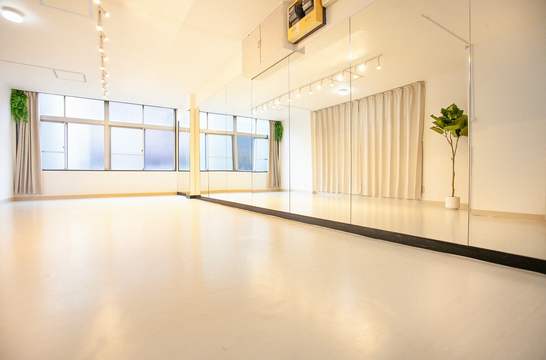 【新宿三丁目駅2分、新宿付近】(2)大型鏡計7.8m／広々30㎡スタジオでダンス・ヨガ・コスプレ・撮影・演劇におすすめ☆の写真5