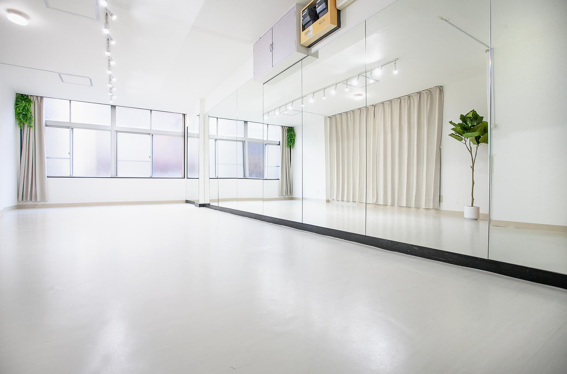 【新宿三丁目駅2分、新宿付近】(2)大型鏡計7.8m／広々30㎡スタジオでダンス・ヨガ・コスプレ・撮影・演劇におすすめ☆の写真6