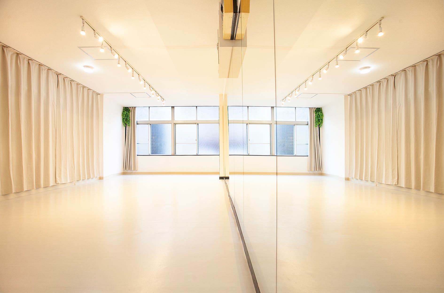 【新宿三丁目駅2分、新宿付近】(2)大型鏡計7.8m／広々30㎡スタジオでダンス・ヨガ・コスプレ・撮影・演劇におすすめ☆の写真8