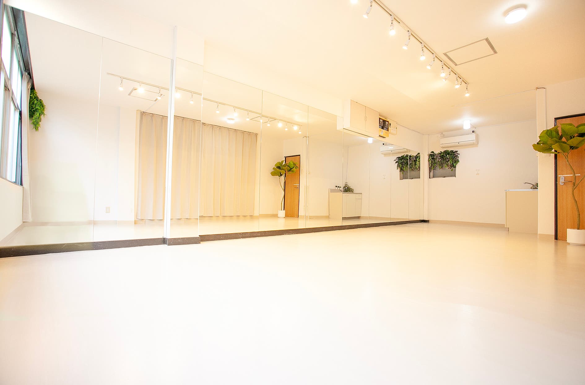 【新宿三丁目駅2分、新宿付近】(2)大型鏡計7.8m／広々30㎡スタジオでダンス・ヨガ・コスプレ・撮影・演劇におすすめ☆の写真9