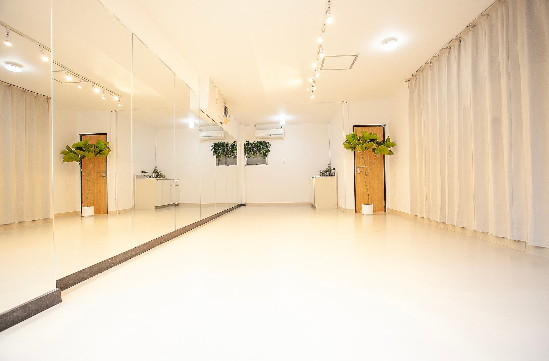 【新宿三丁目駅2分、新宿付近】(2)大型鏡計7.8m／広々30㎡スタジオでダンス・ヨガ・コスプレ・撮影・演劇におすすめ☆の写真10