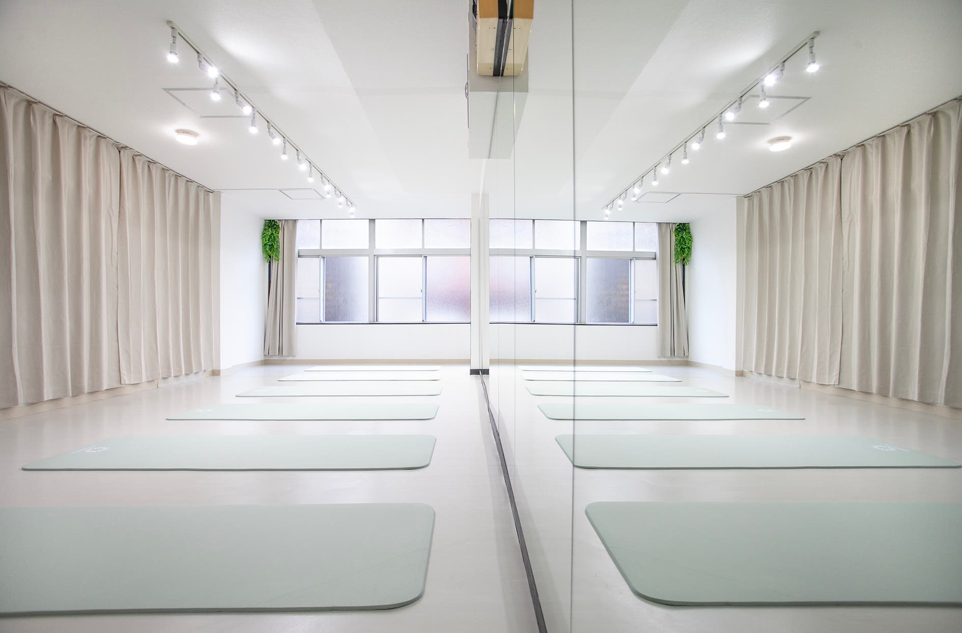 【新宿三丁目駅2分、新宿付近】(2)大型鏡計7.8m／広々30㎡スタジオでダンス・ヨガ・コスプレ・撮影・演劇におすすめ☆の写真12