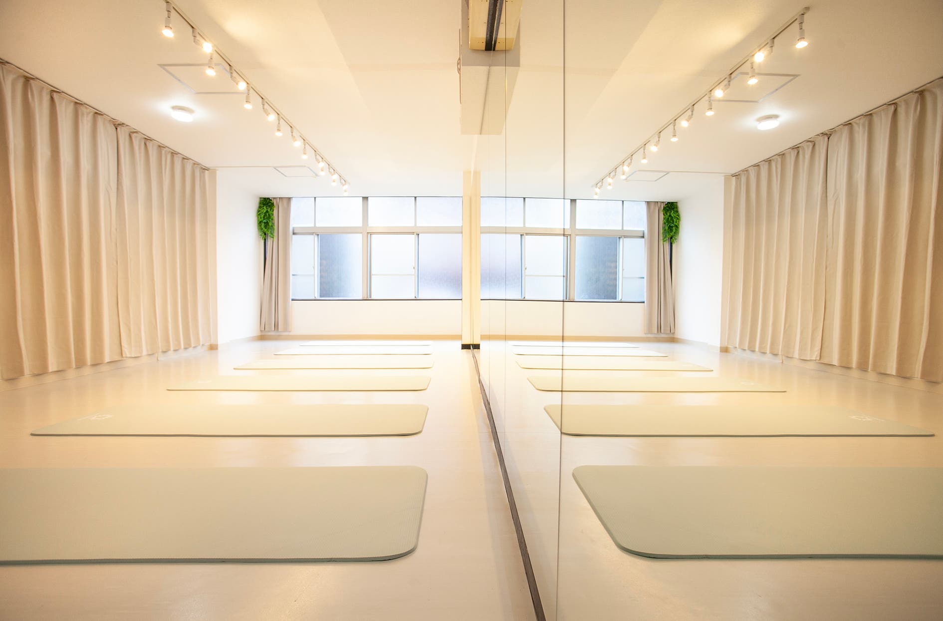 【新宿三丁目駅2分、新宿付近】(2)大型鏡計7.8m／広々30㎡スタジオでダンス・ヨガ・コスプレ・撮影・演劇におすすめ☆の写真13