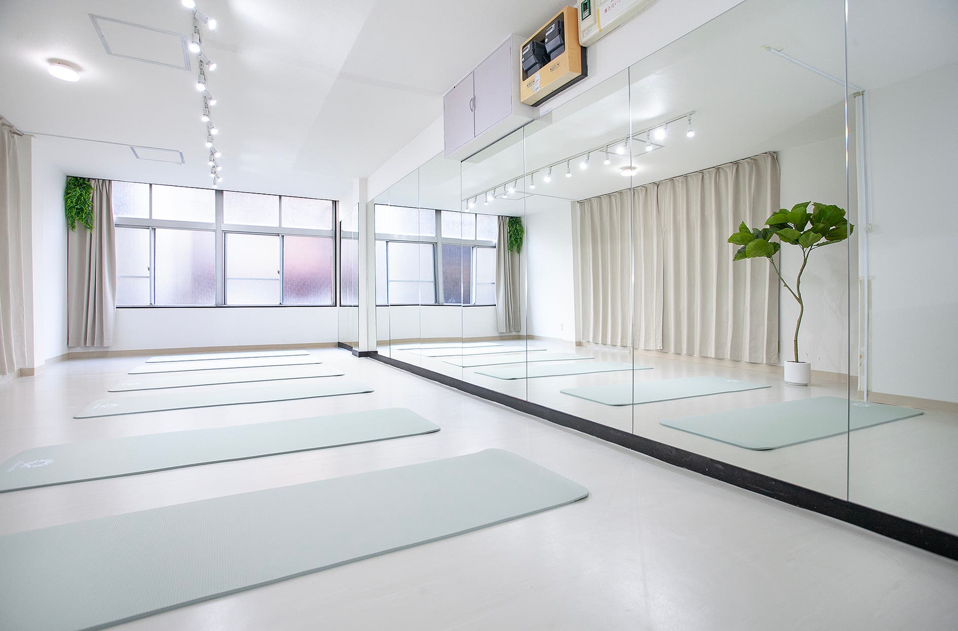 【新宿三丁目駅2分、新宿付近】(2)大型鏡計7.8m／広々30㎡スタジオでダンス・ヨガ・コスプレ・撮影・演劇におすすめ☆の写真14