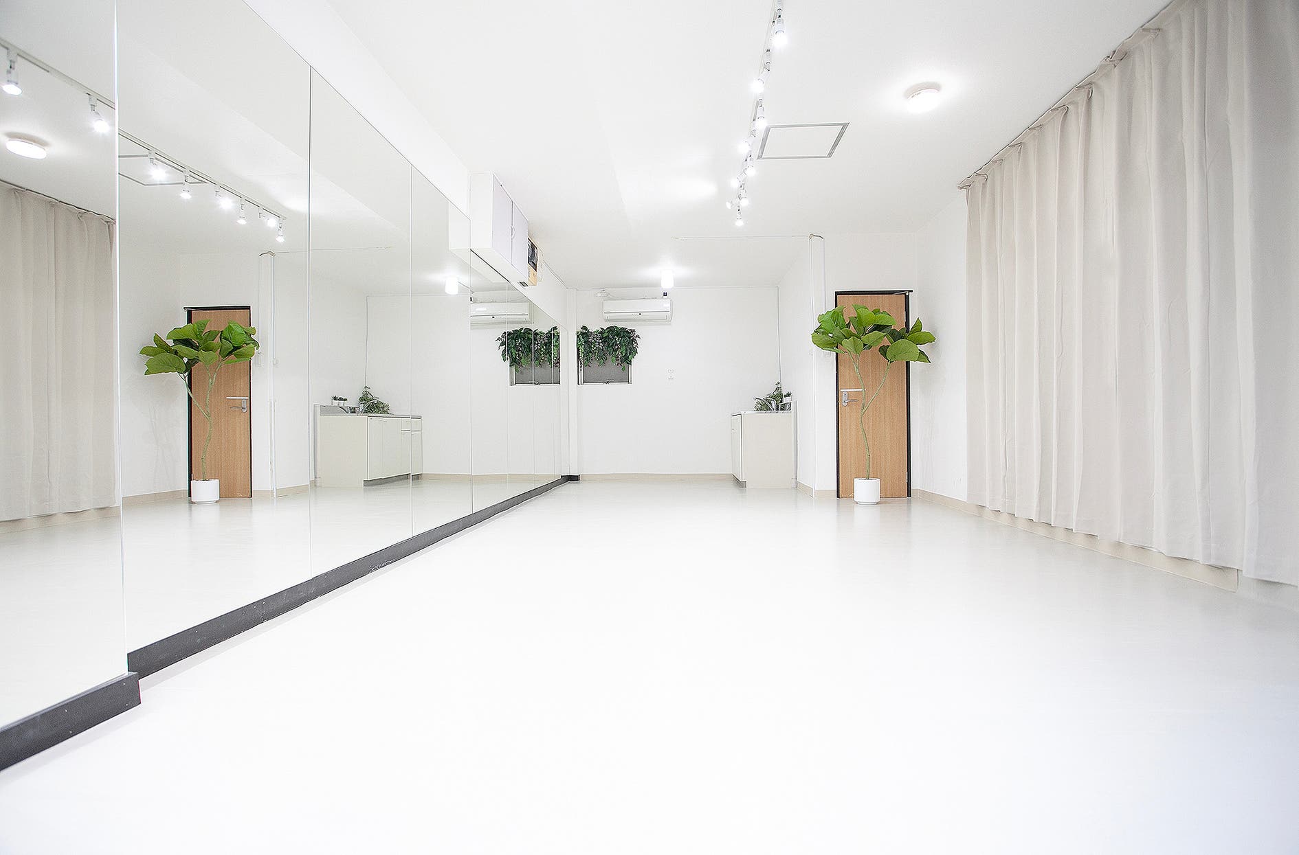 【新宿三丁目駅2分、新宿付近】(2)大型鏡計7.8m／広々30㎡スタジオでダンス・ヨガ・コスプレ・撮影・演劇におすすめ☆の写真15