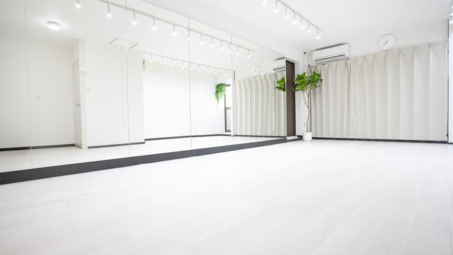 【新宿三丁目駅2分、新宿付近】(4)大型鏡計5M/広々25㎡スタジオでダンス・ヨガ・コスプレ・撮影・演劇におすすめ☆の写真1