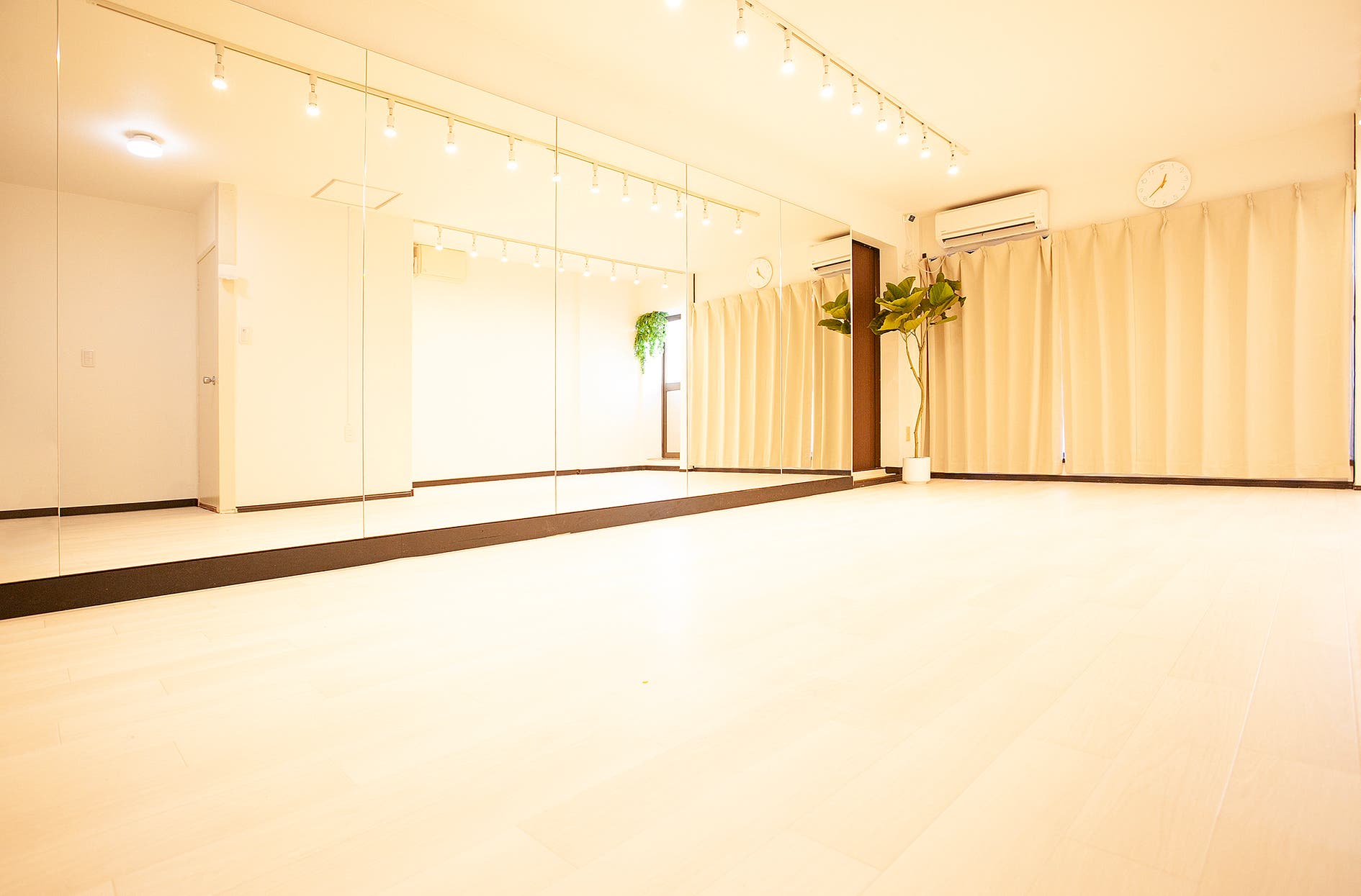 【新宿三丁目駅2分、新宿付近】(4)大型鏡計5M／広々25㎡スタジオでダンス・ヨガ・コスプレ・撮影・演劇におすすめ☆の写真5