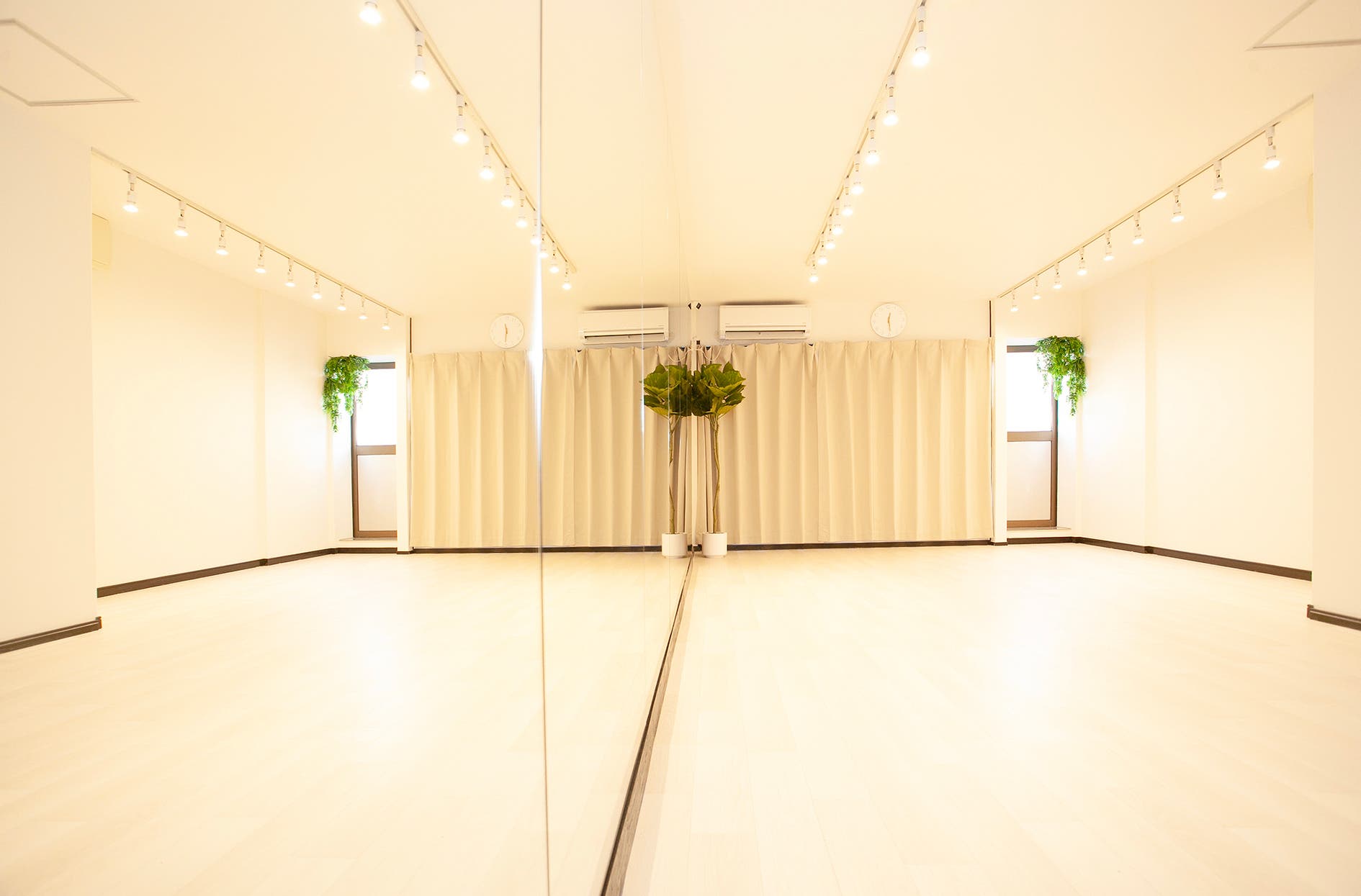 【新宿三丁目駅2分、新宿付近】(4)大型鏡計5M／広々25㎡スタジオでダンス・ヨガ・コスプレ・撮影・演劇におすすめ☆の写真6