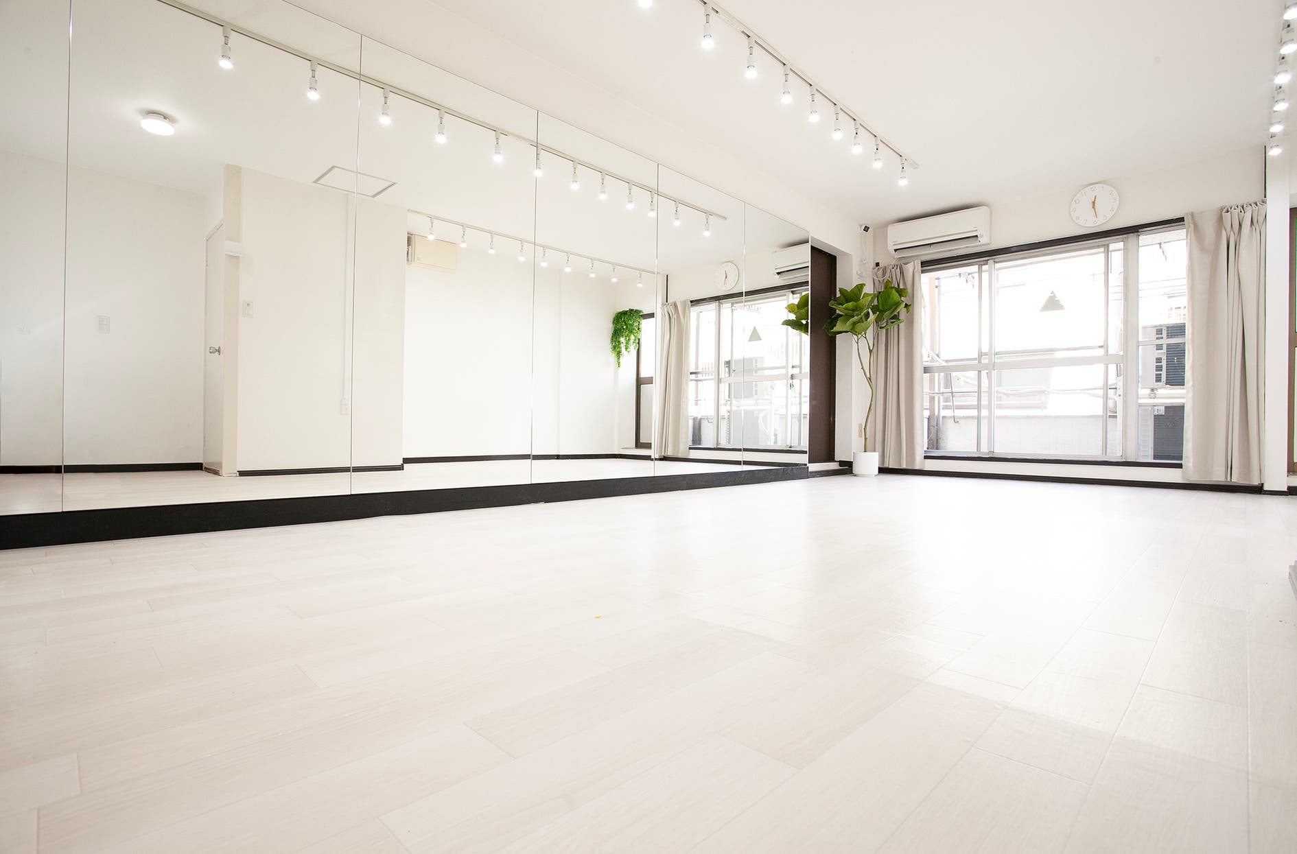 【新宿三丁目駅2分、新宿付近】(4)大型鏡計5M／広々25㎡スタジオでダンス・ヨガ・コスプレ・撮影・演劇におすすめ☆の写真8