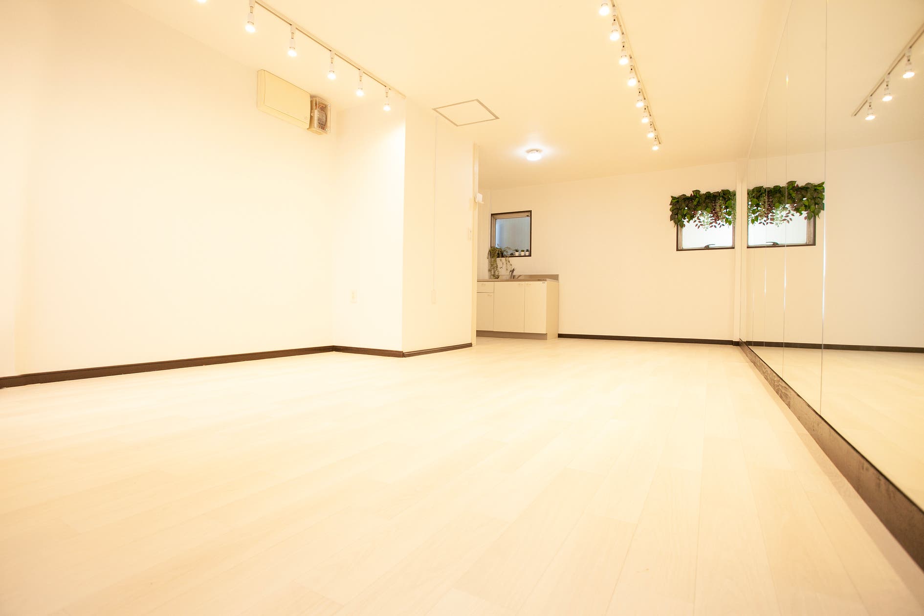 【新宿三丁目駅2分、新宿付近】(4)大型鏡計5M／広々25㎡スタジオでダンス・ヨガ・コスプレ・撮影・演劇におすすめ☆の写真9