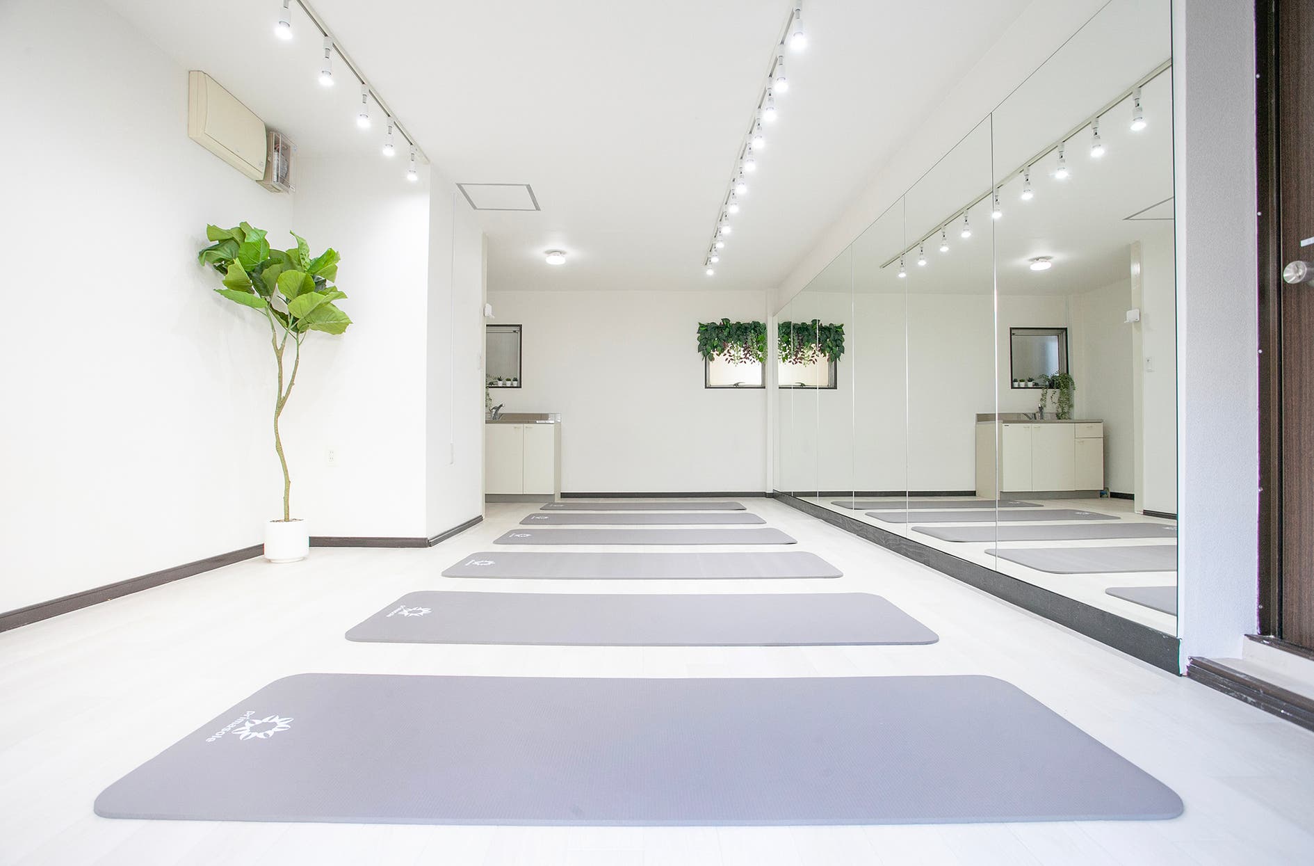 【新宿三丁目駅2分、新宿付近】(4)大型鏡計5M／広々25㎡スタジオでダンス・ヨガ・コスプレ・撮影・演劇におすすめ☆の写真11