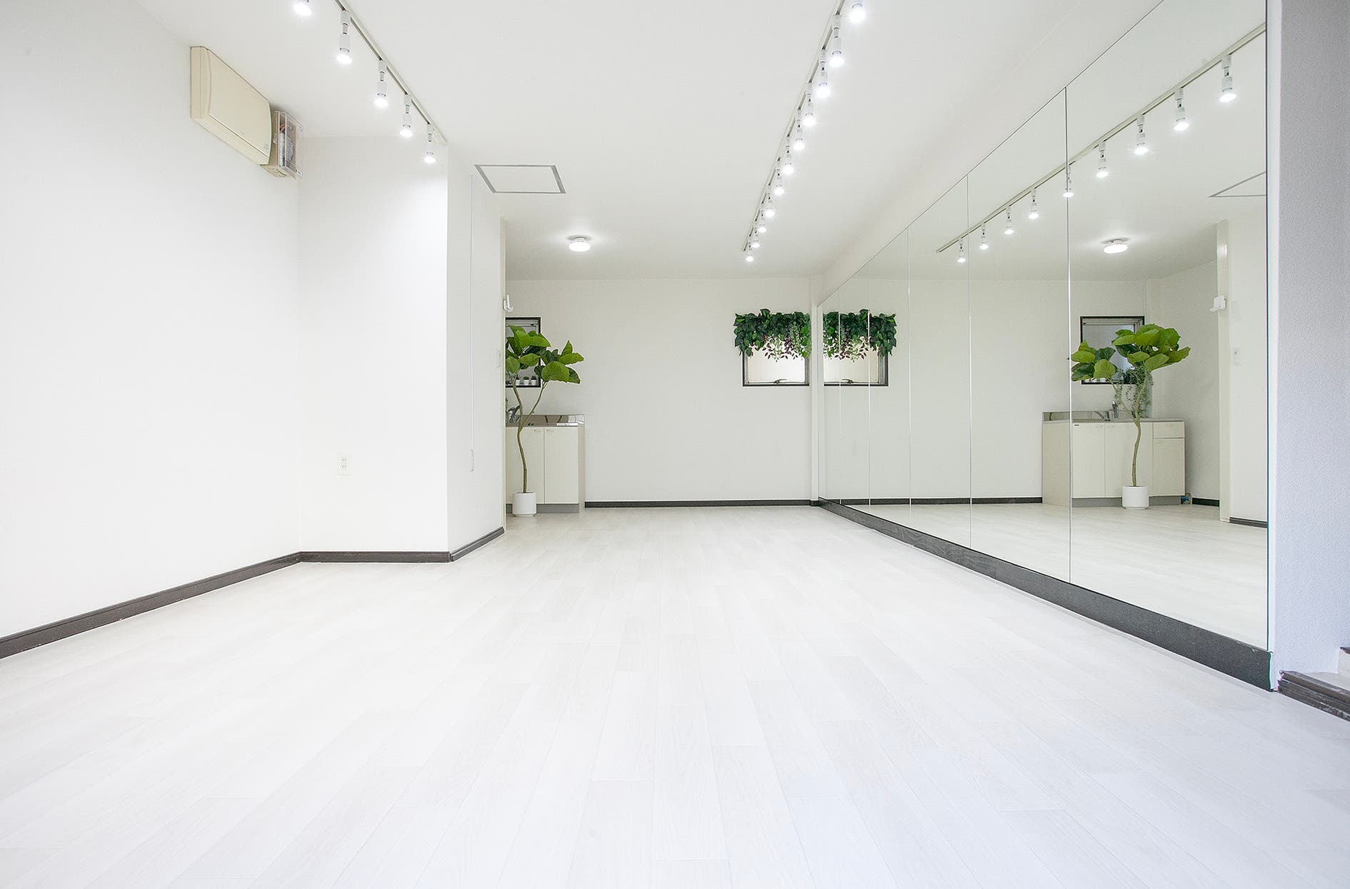 【新宿三丁目駅2分、新宿付近】(4)大型鏡計5M／広々25㎡スタジオでダンス・ヨガ・コスプレ・撮影・演劇におすすめ☆の写真15