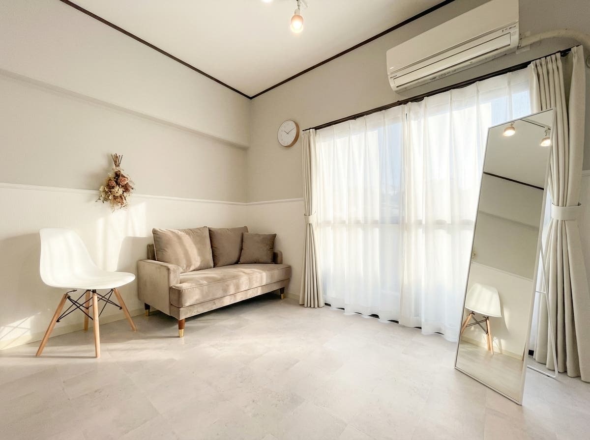 【04,完全貸切の撮影スタジオ/ JR船橋駅北口３分すぐ💐】自然光◎｜モール壁＆撮影小物｜ポートレート｜ライブ配信＆コスプレの写真1