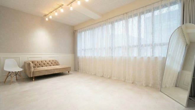 【06,完全貸切の撮影スタジオ✨小物無料】 神田駅西口3分|6駅11路線アクセス可🌟モール壁で高級感グッと演出💐ポートレートの写真1