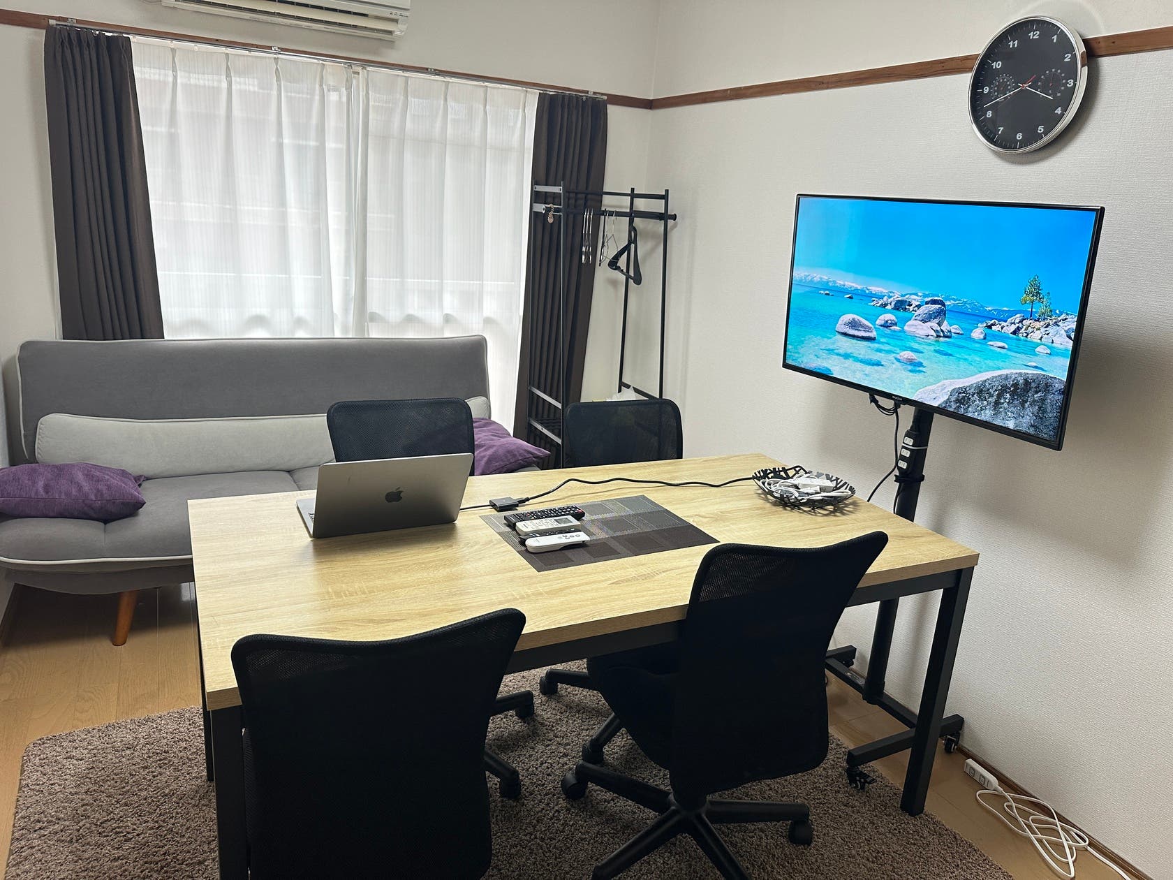 【お気軽会議室グランベルデ】中央駅西口から徒歩圏内。作業やテレワークに最適なスペースです！の写真1