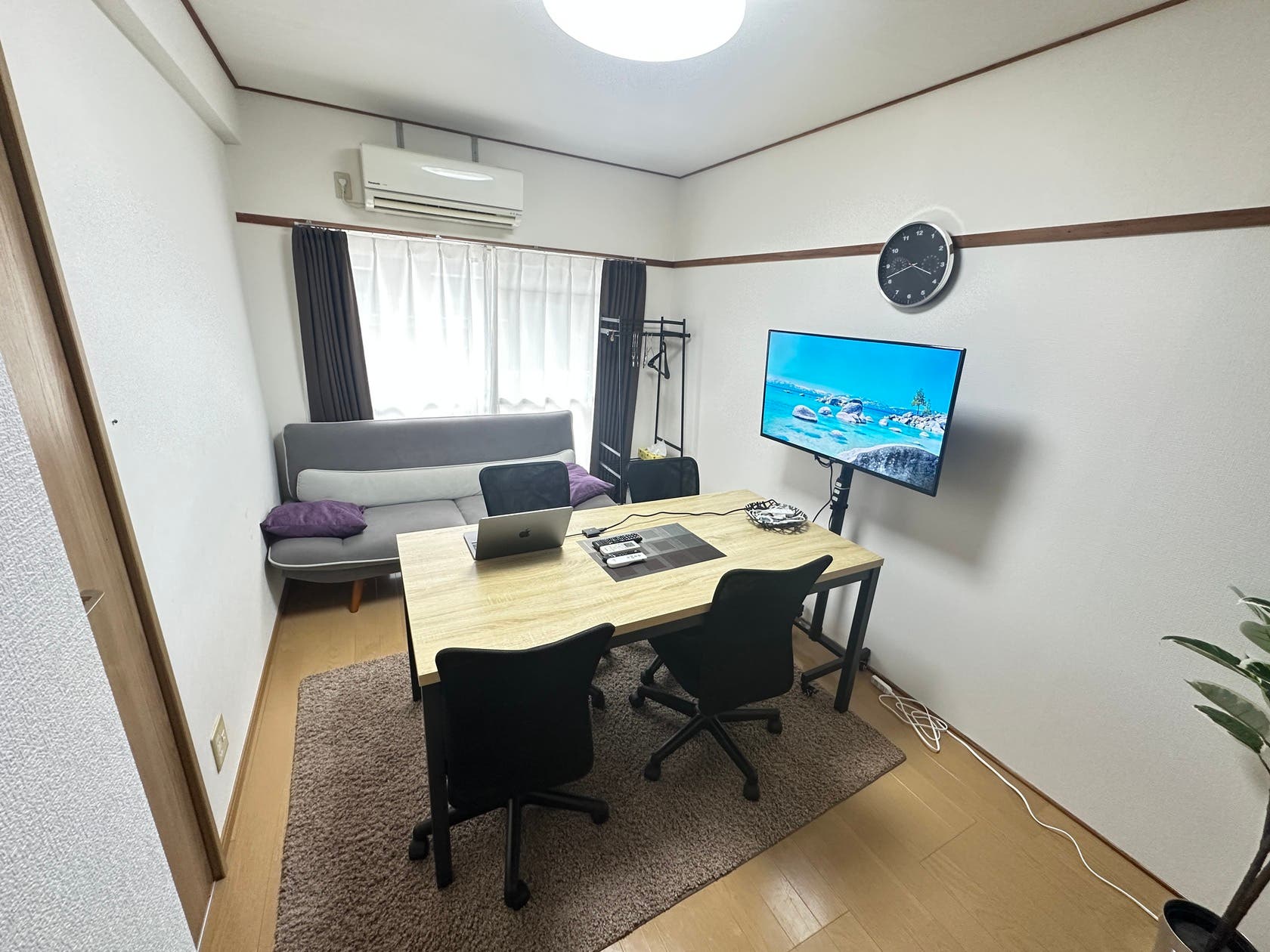 【お気軽会議室グランベルデ】中央駅西口から徒歩圏内。作業やテレワークに最適なスペースです！の写真2