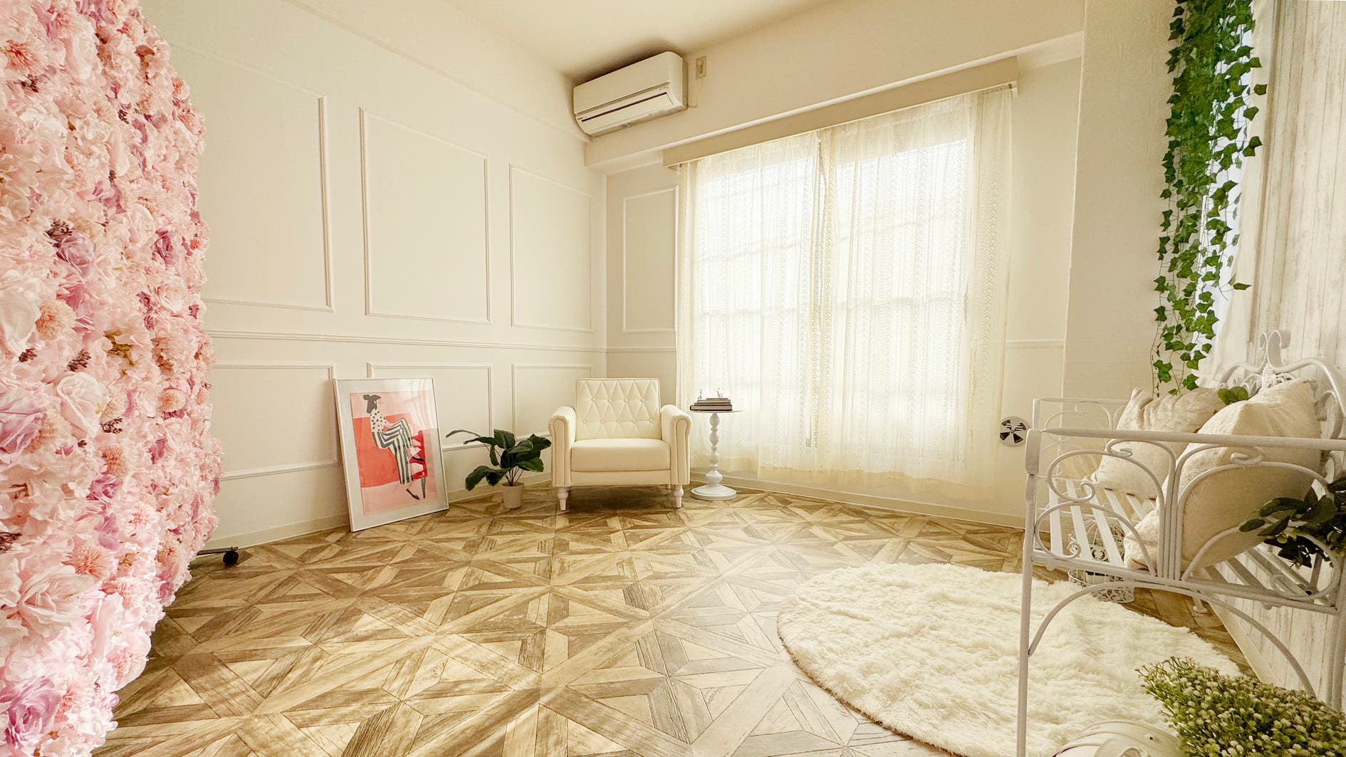 【渋谷・三軒茶屋エリア】駅2分｜自然光×白壁×薔薇壁｜背景7種類｜手ぶら撮影OK｜ポートレート・SNS・商品撮影に最適の写真1