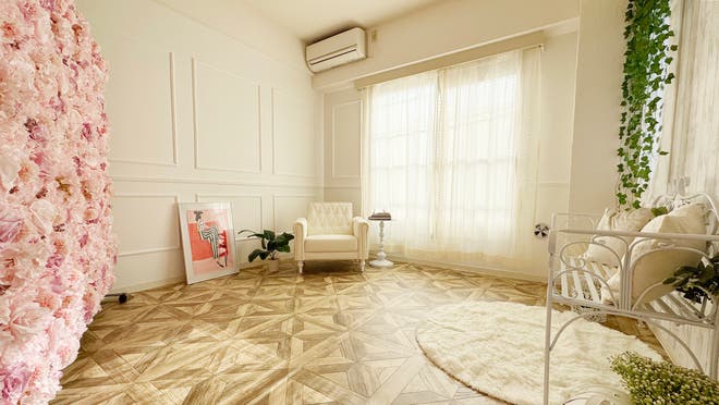 【渋谷・三軒茶屋エリア】駅2分|自然光×白壁×薔薇壁|背景7種類|手ぶら撮影OK|ポートレート・SNS・商品撮影に最適の写真1