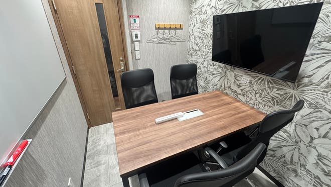 【浅草駅から徒歩1分】モニター・フリードリンク付き4名会議室(RoomE)の写真1