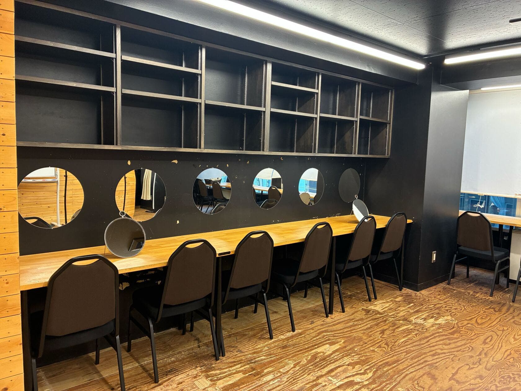 【406】2025/12/29増床OPEN！楽屋や控室にもぴったり✨最大18名収容可能!最短2時間✨鏡あり💄飲食持ち込みOK✨の写真4