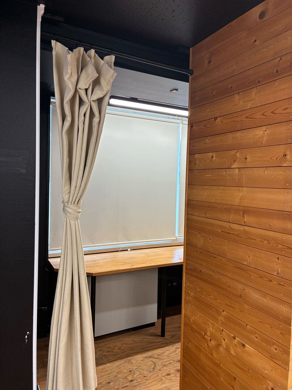 【406】2025/12/29増床OPEN！楽屋や控室にもぴったり✨最大18名収容可能!最短2時間✨鏡あり💄飲食持ち込みOK✨の写真7