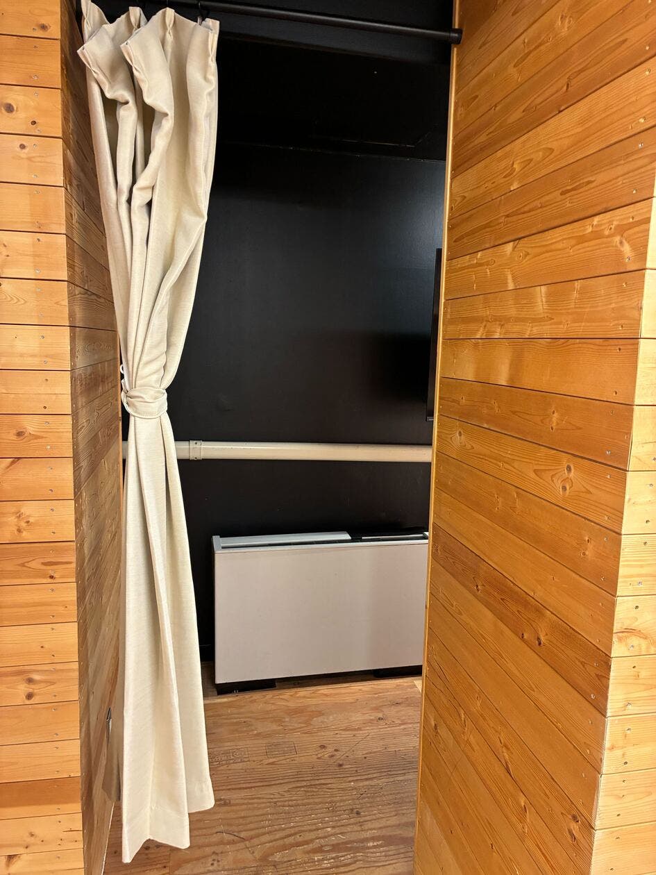 【406】2025/12/29増床OPEN！楽屋や控室にもぴったり✨最大18名収容可能!最短2時間✨鏡あり💄飲食持ち込みOK✨の写真9