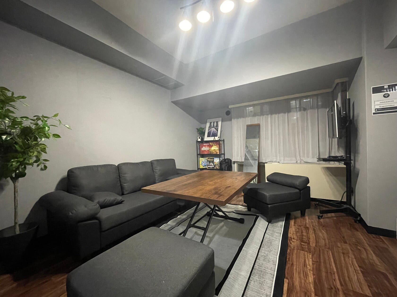 渋谷・道玄坂｜最大8名｜24h｜夜間〜早朝の利用可｜ホムパ/ボドゲ/映画・スポーツ鑑賞/会議・テレワーク｜近くにコンビニ&ドンキの写真1