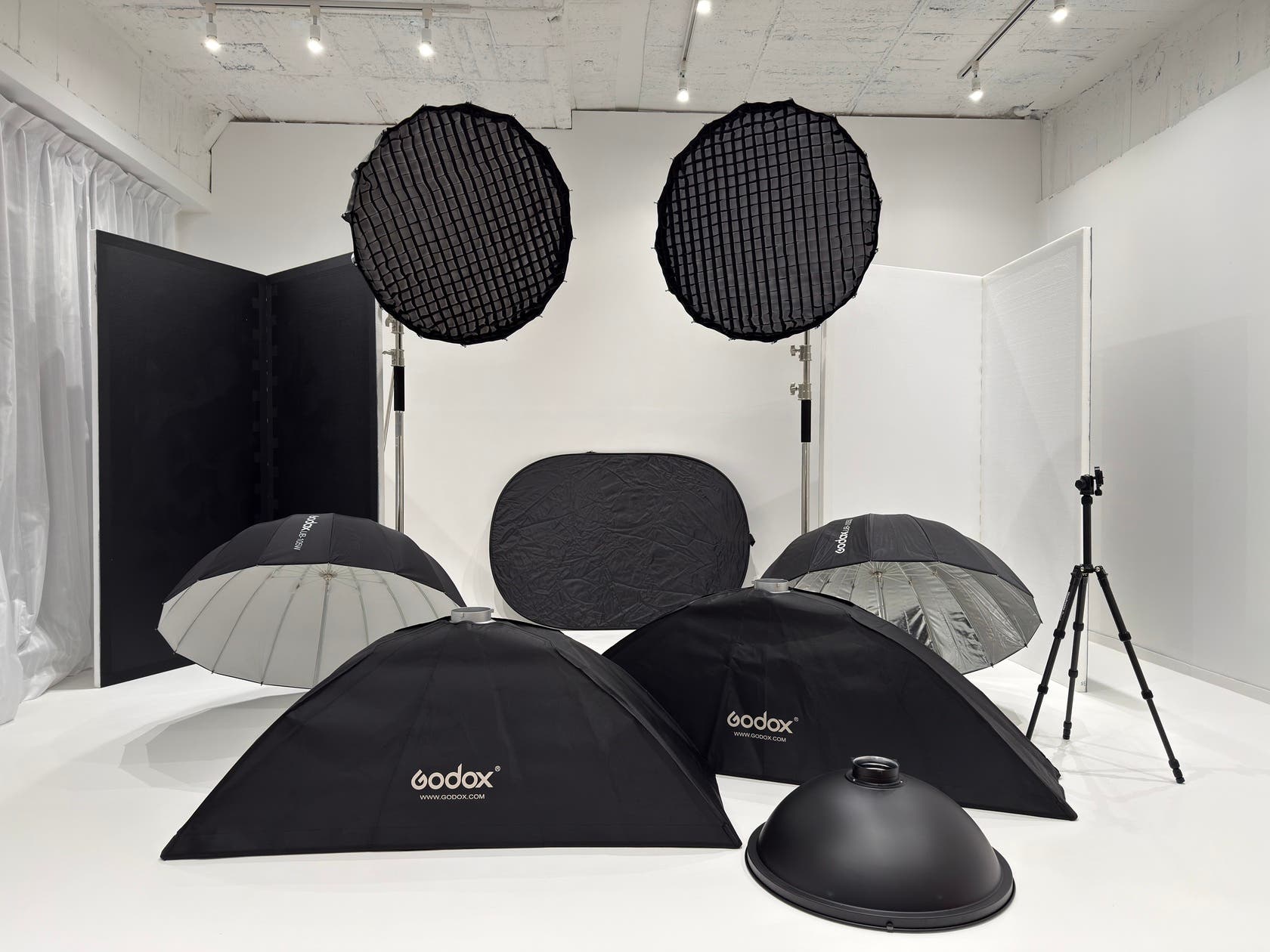 【超エキチカ✨新宿三丁目駅徒歩1分】天井高3ｍ/広々64㎡/8mの窓から溢れる陽の光/プロカメラマン監修の空間・機材（無料）の写真4