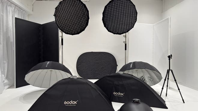 【超エキチカ✨新宿三丁目駅徒歩1分】天井高3m/広々64㎡/8mの窓から溢れる陽の光/プロカメラマン監修の空間・機材(無料)の写真4