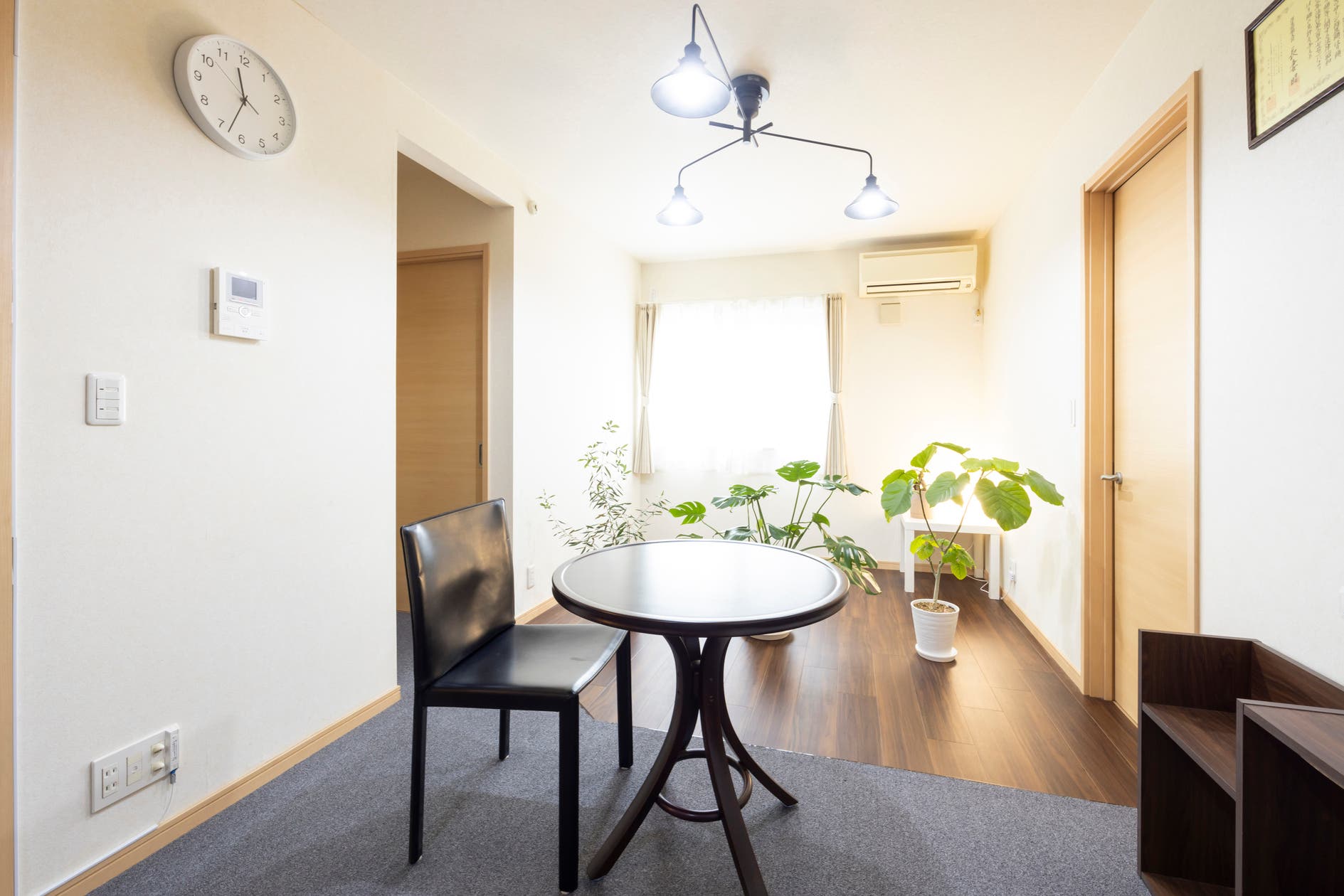 【警固・赤坂】自然光溢れる上質サロン✨本格ベッド・タオル完備で即施術OK／鍼灸・整体・エステ／副業・独立に最適！／完全個室の写真1