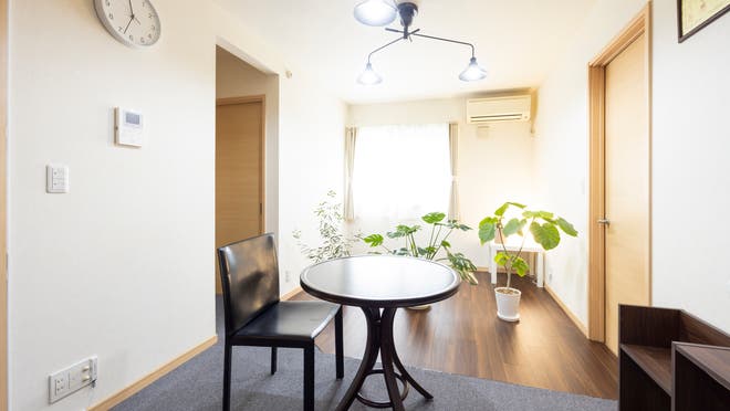 【警固・赤坂】自然光溢れる上質サロン✨本格ベッド・タオル完備で即施術OK/鍼灸・整体・エステ/副業・独立に最適!/完全個室の写真1