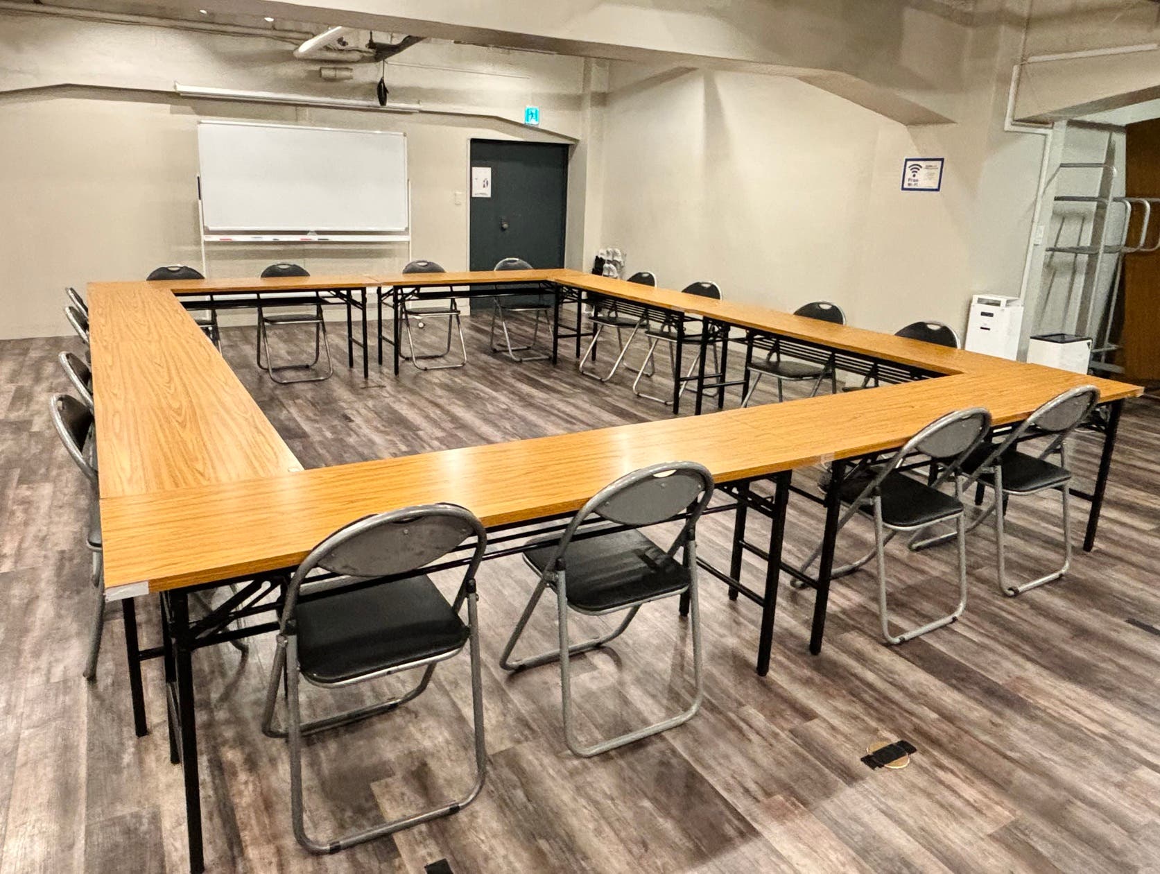 【まるちか人形町】会議、研修、説明会、カルチャースクール、使い方自由な多目的スペース※建物手前の外階段から地下へお降りください※の写真9