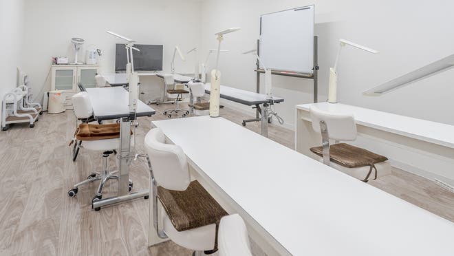 《NEWオープン🎉》会議・セミナー・講習会に最適。ママ会や少人数イベントにも。幅広く使える多目的スペースの写真1