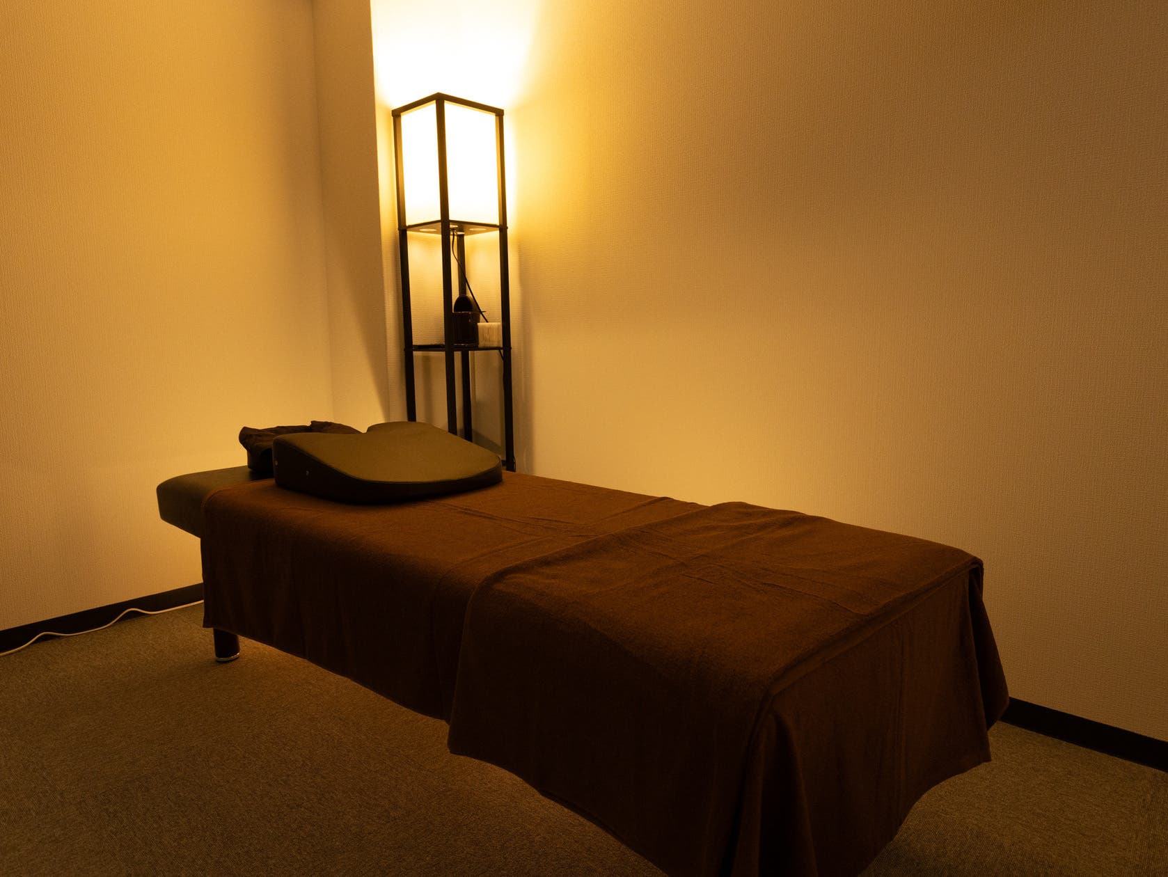 関内駅南口から徒歩3分！リラクゼーションサロン内のベッドスペースの写真1