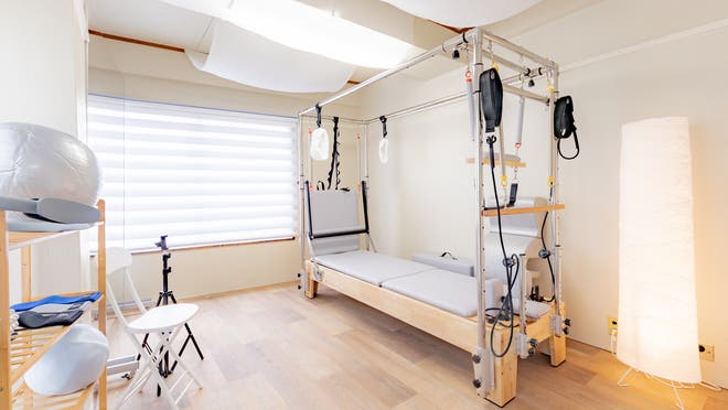 【日暮里10分、鶯谷6分】完全個室のマシンピラティススタジオ|大きな窓で開放的|備品は全て無料|綺麗&清潔の写真1