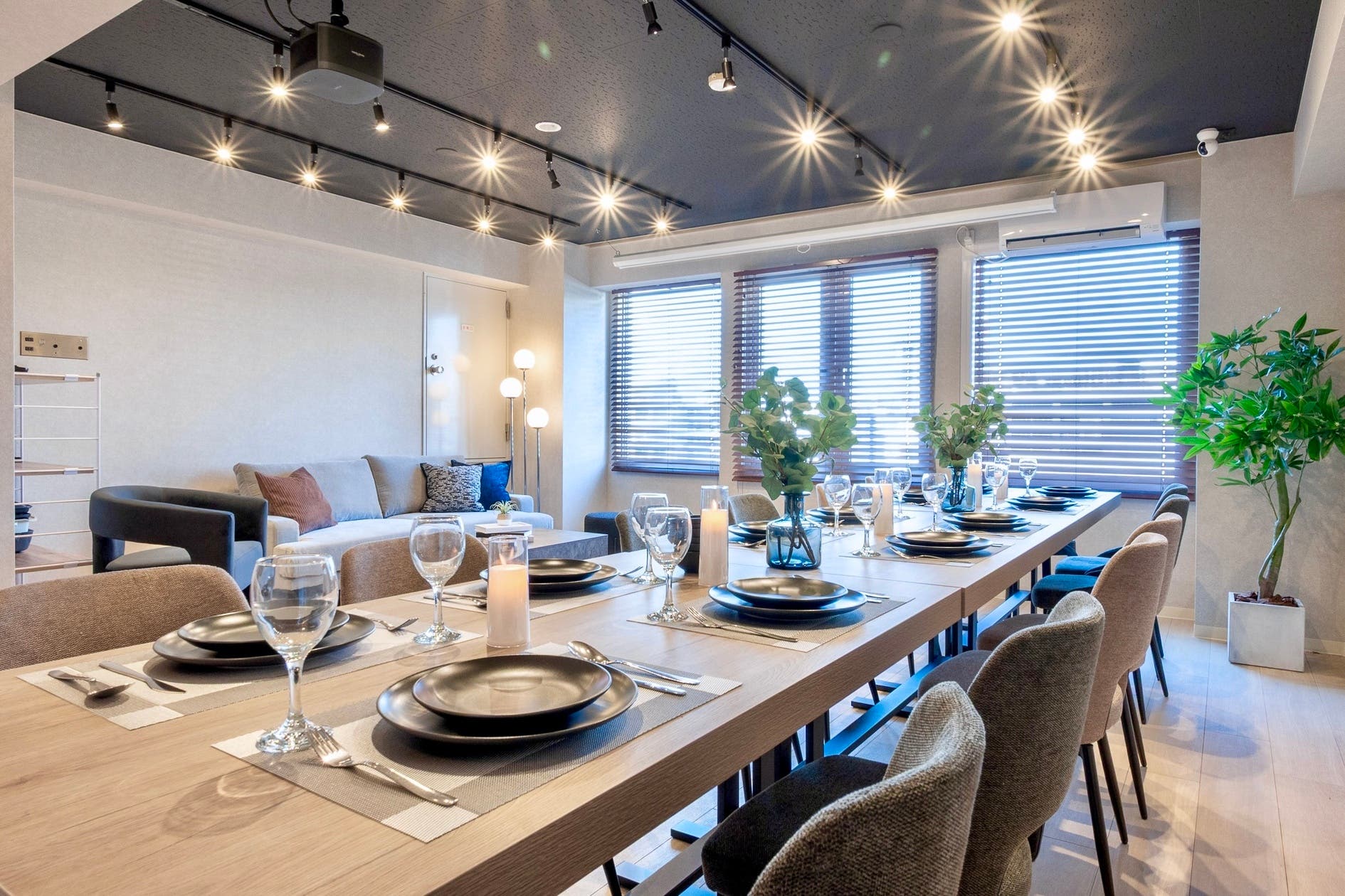 【横浜駅徒歩2分】最大着席22名✨120㌅大型モニター✨会議💻️サテライトオフィス🏢セミナー💎撮影🎥勉強会の写真3