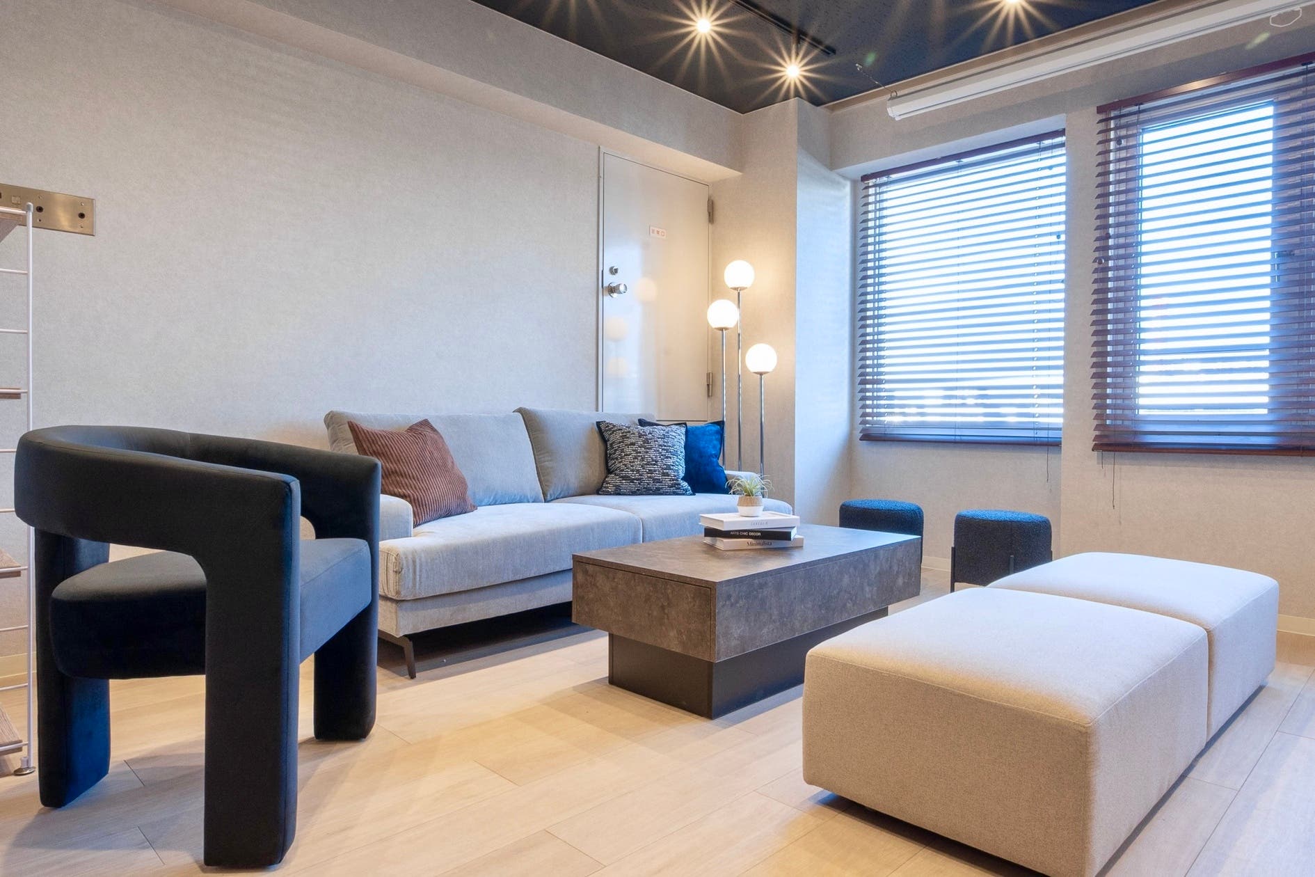 【横浜駅徒歩2分】最大着席22名✨120㌅大型モニター✨会議💻️サテライトオフィス🏢セミナー💎撮影🎥勉強会の写真9