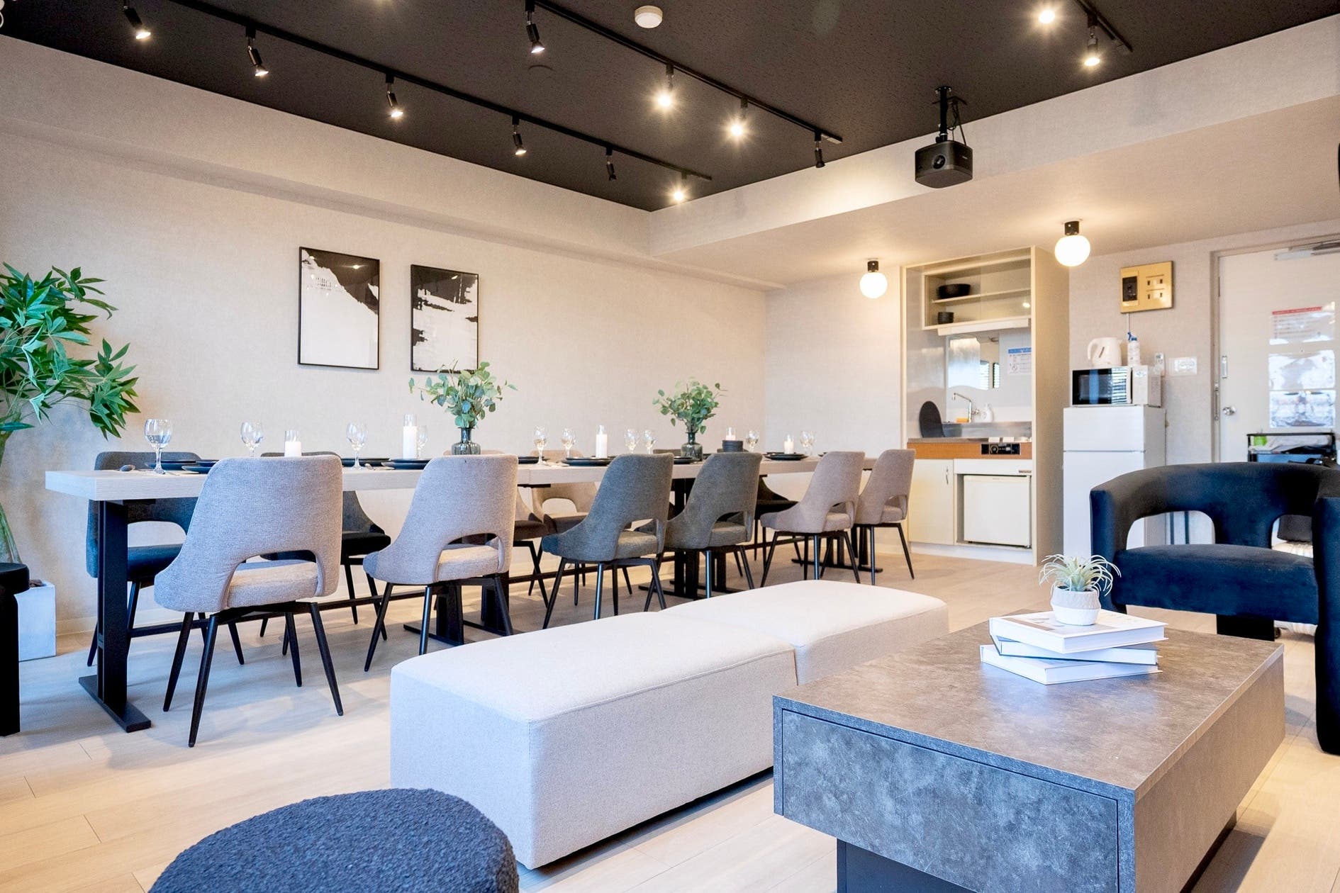 【横浜駅徒歩2分】最大着席22名✨120㌅大型モニター✨会議💻️サテライトオフィス🏢セミナー💎撮影🎥勉強会の写真4