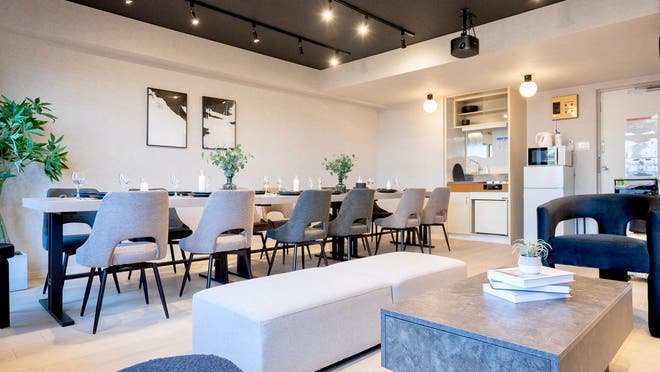 【横浜駅徒歩2分】最大着席22名✨120㌅大型モニター✨会議💻️サテライトオフィス🏢セミナー💎撮影🎥勉強会の写真4