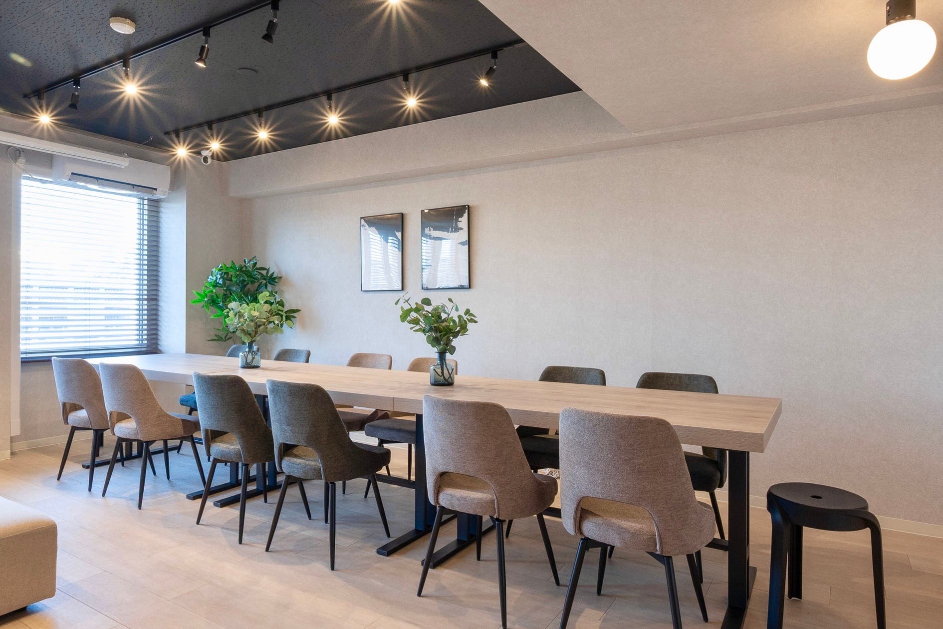 【横浜駅徒歩2分】最大着席22名✨120㌅大型モニター✨会議💻️サテライトオフィス🏢セミナー💎撮影🎥勉強会の写真14