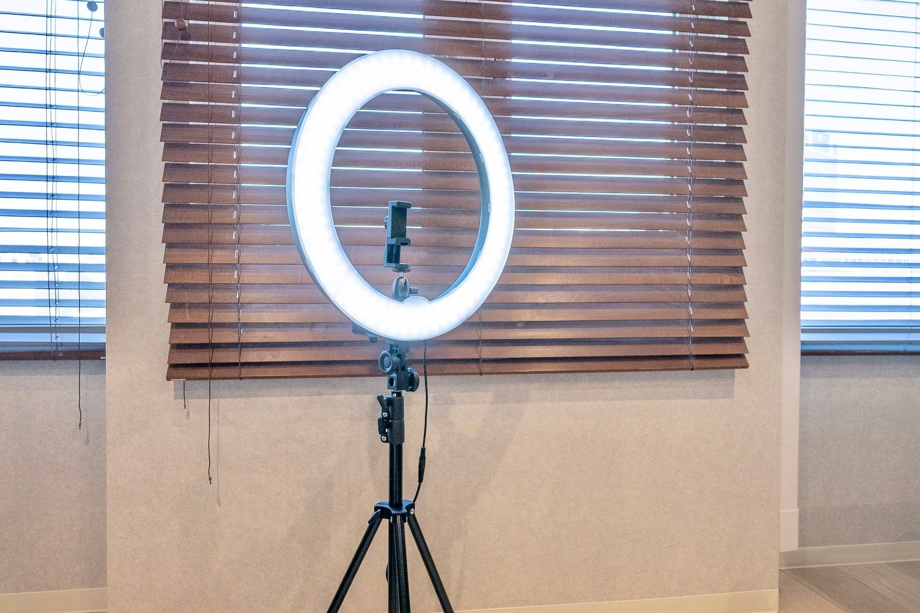 【横浜駅徒歩2分】最大着席22名✨120㌅大型モニター✨会議💻️サテライトオフィス🏢セミナー💎撮影🎥勉強会の写真26