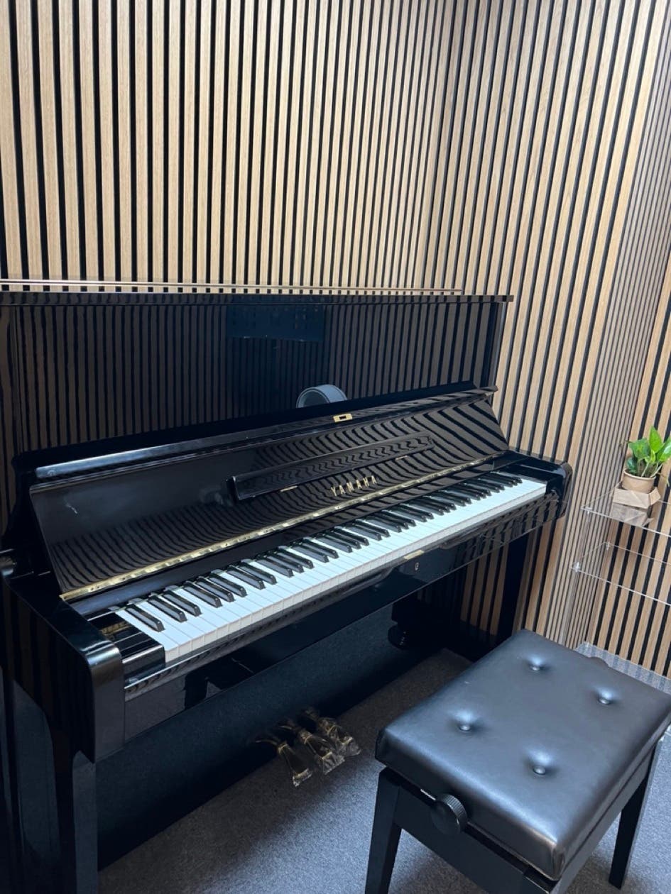 A ROOMはアップライトピアノ常設。24時間演奏可能で、周囲を気にせず毎日の練習や試験前の集中練習に最適です。の写真1