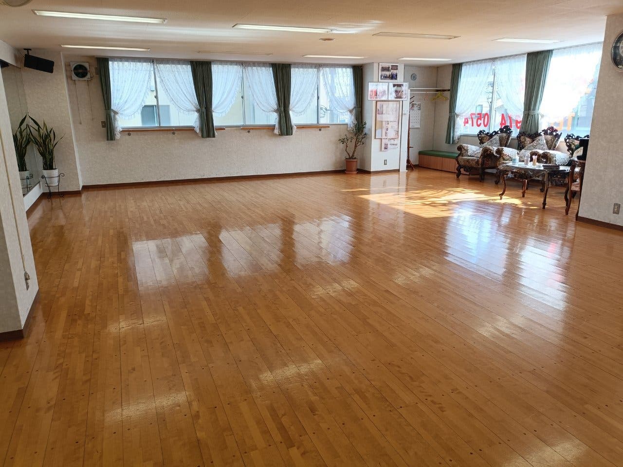 70㎡を超える明るいフロア！駐車場2台完備！駅からのアクセスも抜群！の写真2