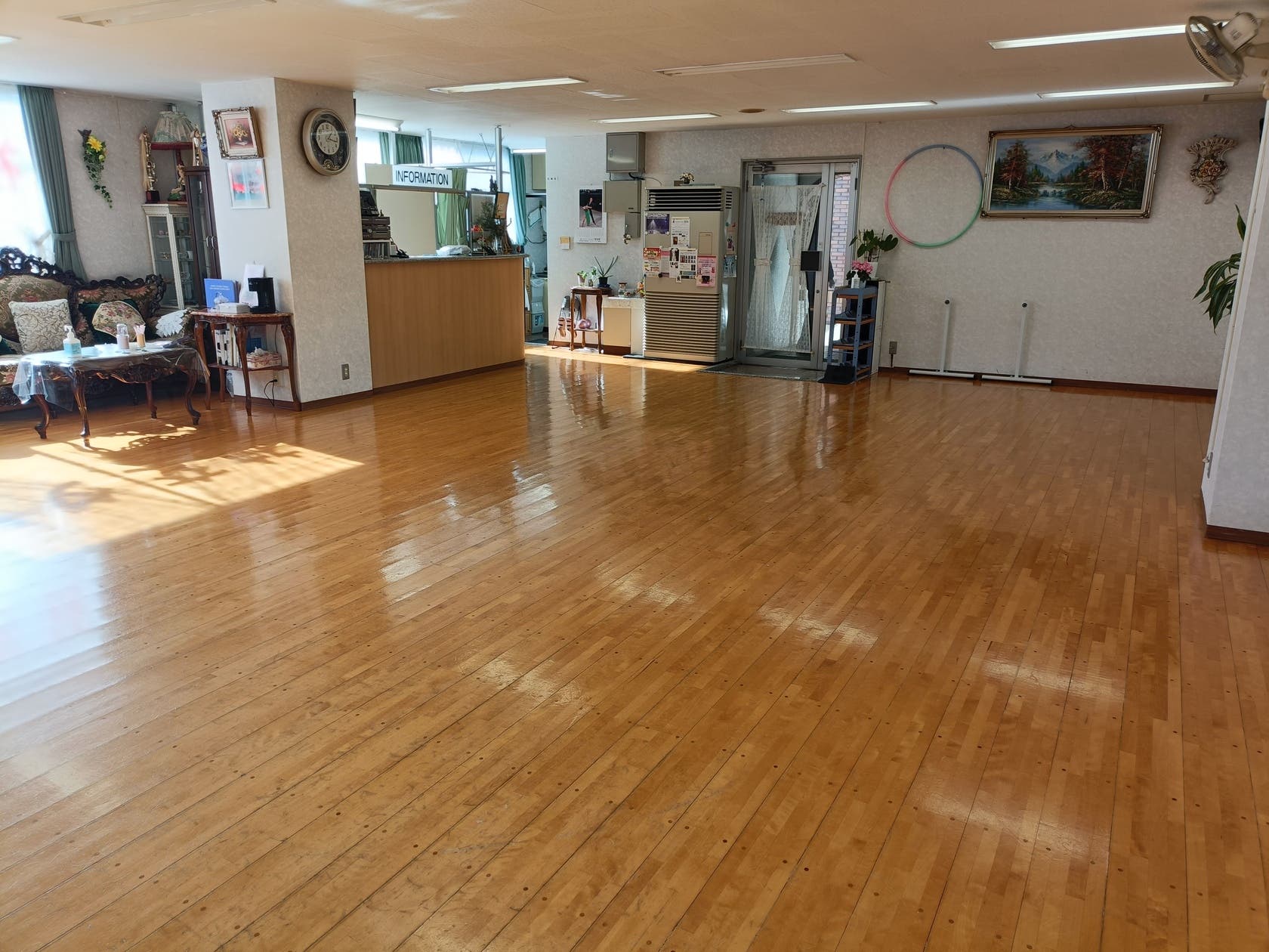 70㎡を超える明るいフロア！駐車場2台完備！駅からのアクセスも抜群！の写真3