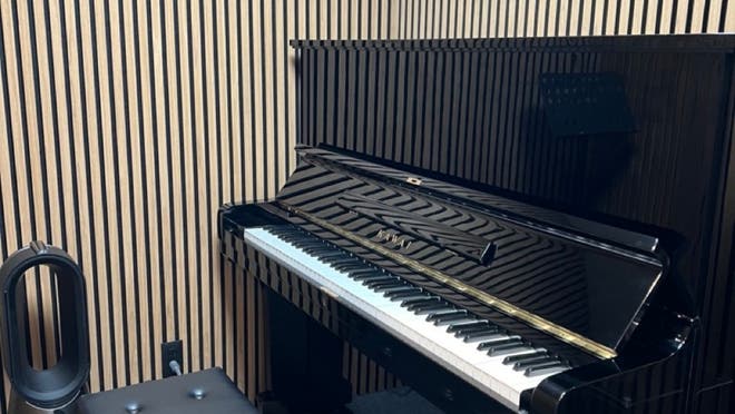 B ROOMはアップライトピアノ常設。24時間演奏可能で、周囲を気にせず毎日の練習や試験前の集中練習に最適です。の写真1