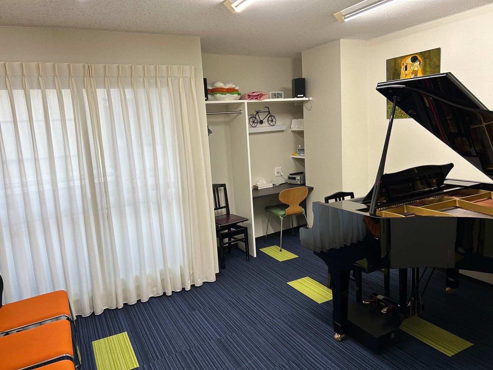 【Studio 2A】グランドピアノ完備！最大4名様までご利用いただける音楽スタジオです。の写真1
