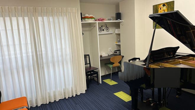【Studio 2A】グランドピアノ完備!最大4名様までご利用いただける音楽スタジオです。の写真1