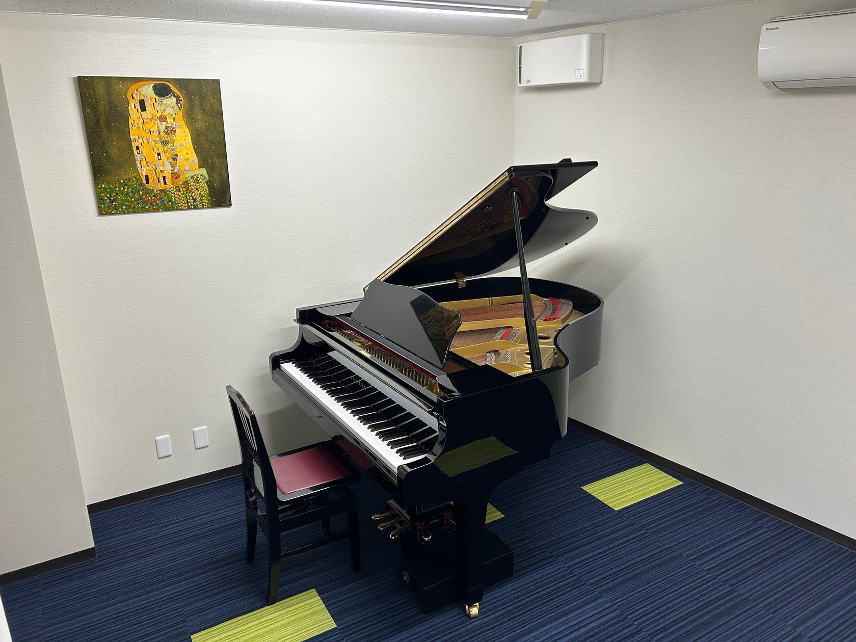 【Studio 2A】グランドピアノ完備！最大4名様までご利用いただける音楽スタジオです。の写真2