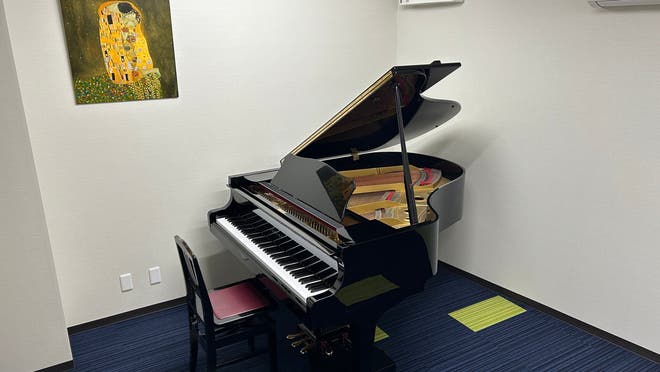 【Studio 2A】グランドピアノ完備!最大4名様までご利用いただける音楽スタジオです。の写真2