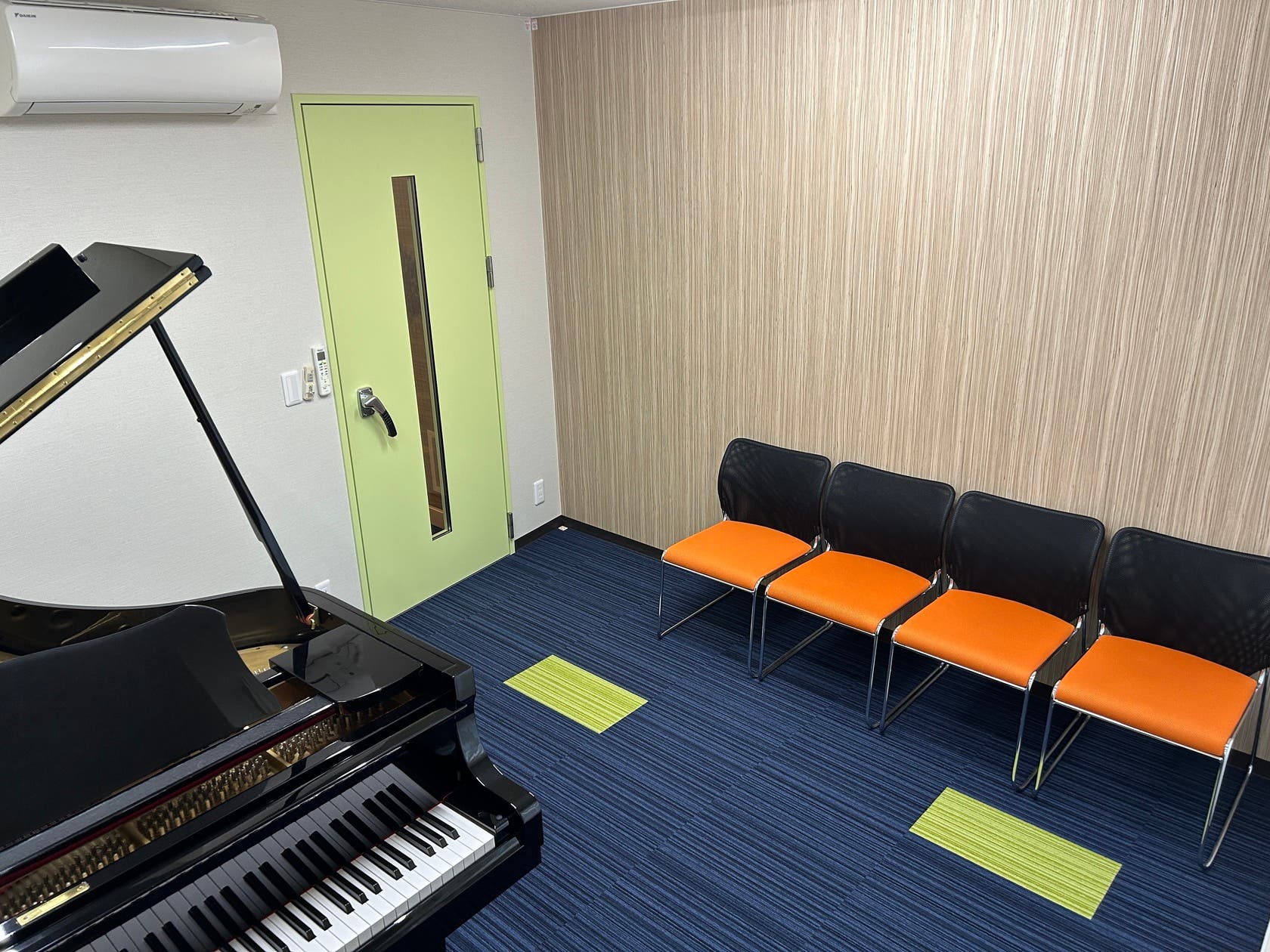 【Studio 2A】グランドピアノ完備！最大4名様までご利用いただける音楽スタジオです。の写真3